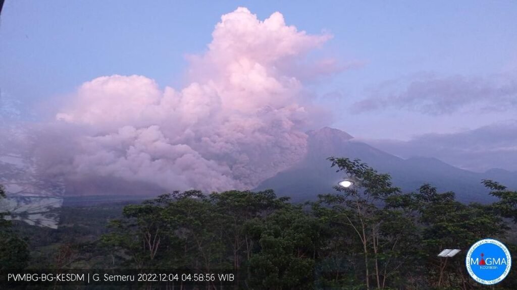 Pagi Gunung Semeru Kembali Erupsi, Abu Vulkanik Mencapai 800 Meter ...