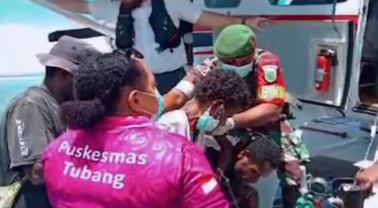 TNI Bantu Evakuasi Warga Kritis di Dodalim-Papua, Lewati Jalur Sungai ...