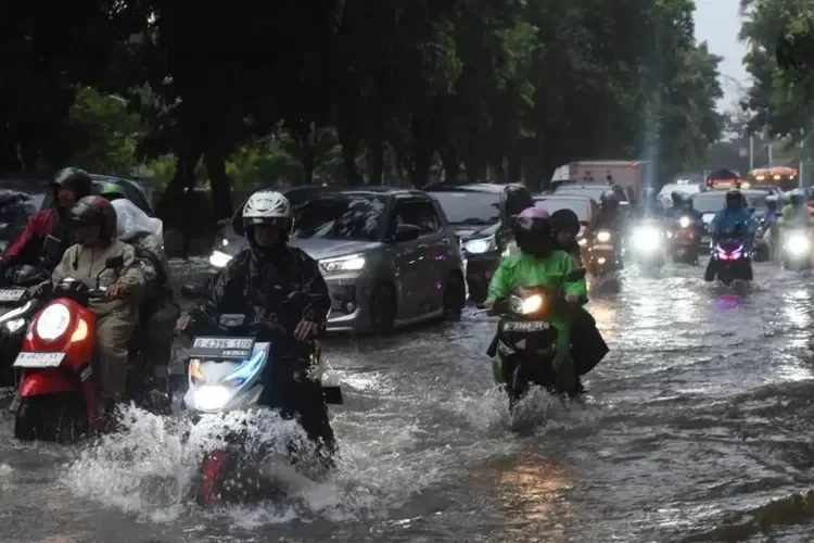Banjir di Jakarta Timur Meluas Malam Ini, 15 RT dan Satu Ruas Jalan Tergenang – GARUDA TV