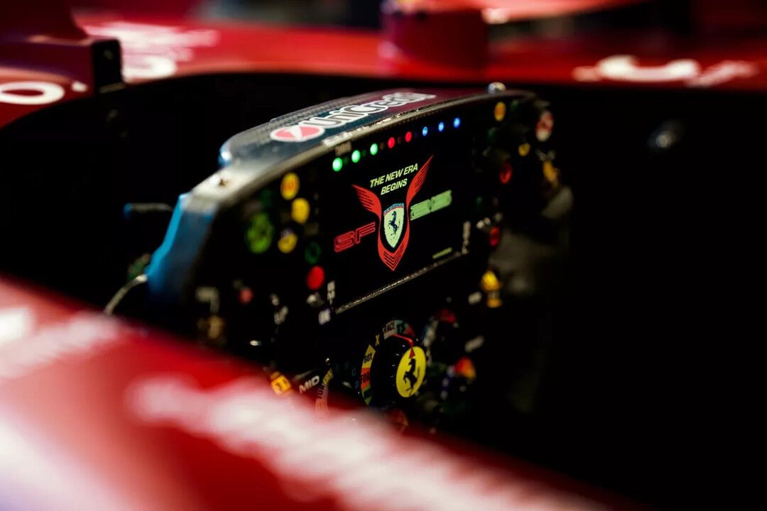 Paus Leo XIV Terima Setir Formula 1 Ferrari dan Model Skala SF90 XX ...