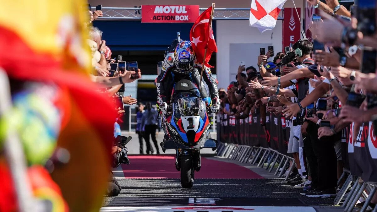 Razgatlioglu Raih Kemenangan di Superpole Race WSBK Estoril, Bulega ...