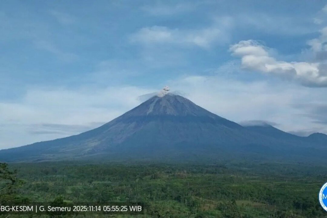 Gunung Semeru Kembali Menyemburkan Asap Setinggi 1.000 Meter, Warga ...