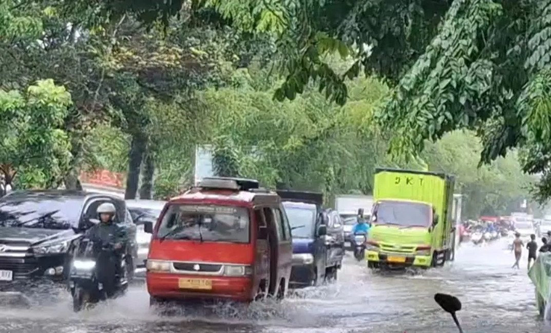 Banjir Kembali Rendam Tubagus Angke, Lalu Lintas Jakarta Barat ...