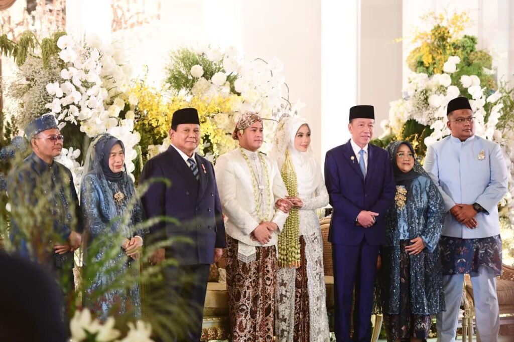 Presiden Prabowo dan Jokowi Duduk Berdampingan Jadi Saksi Akad Nikah ...