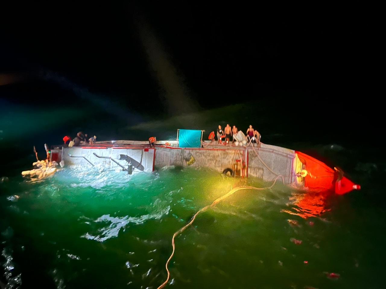 KRI Banjarmasin-592 Selamatkan 12 Nakhoda dan ABK KM Putra Kwantan di ...