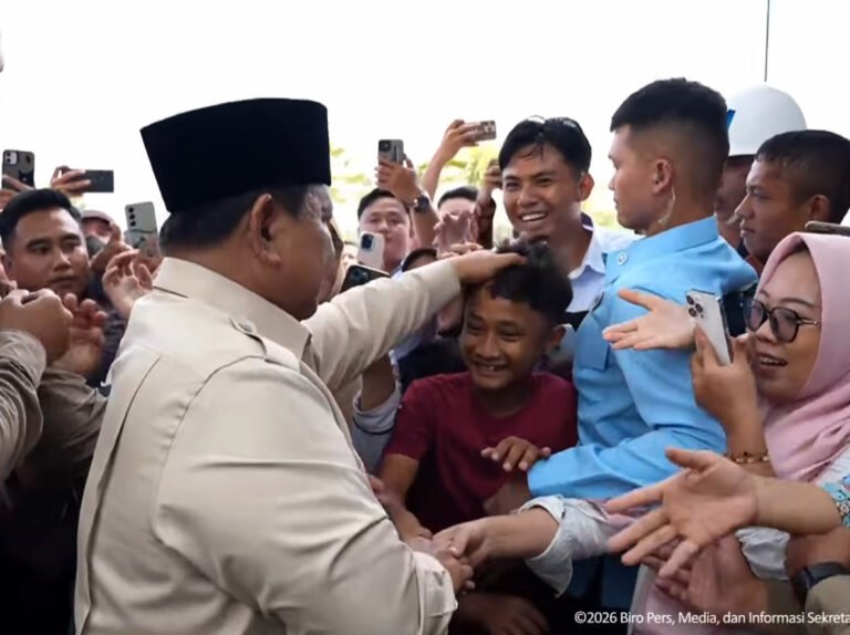 Momen Hangat Warga Krui Pesisir Barat Berebut Selfie dan Salaman dengan ...